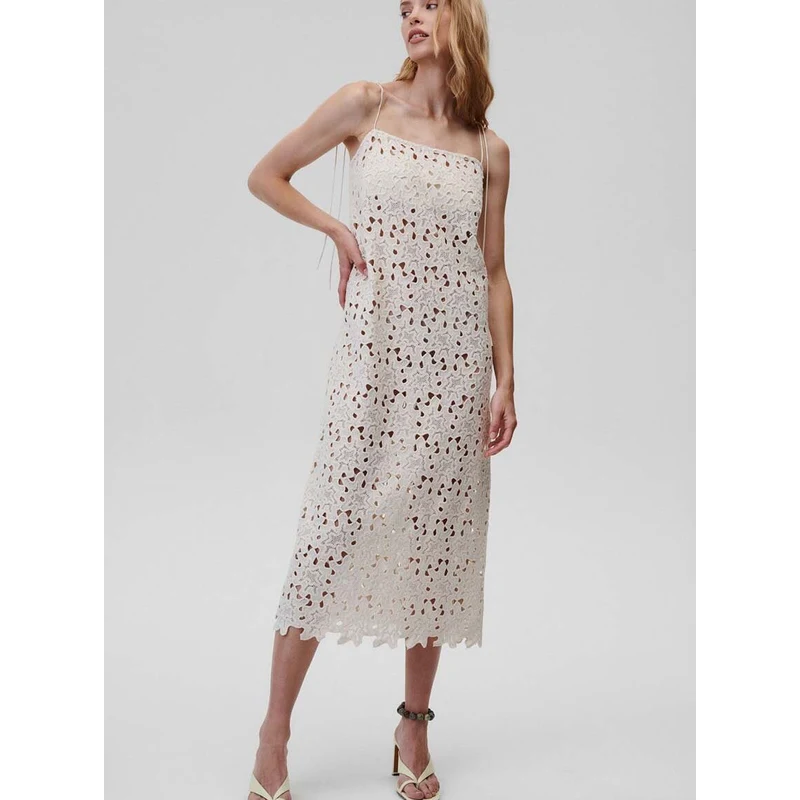 Рокля Undress Code Hebe в бяло среднодълга със стандартна кройка - GLAMI.bg